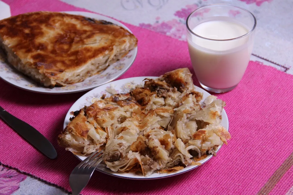 BUREK SA MESOM: Autentičan Bosanski Recept za Savršen Burek